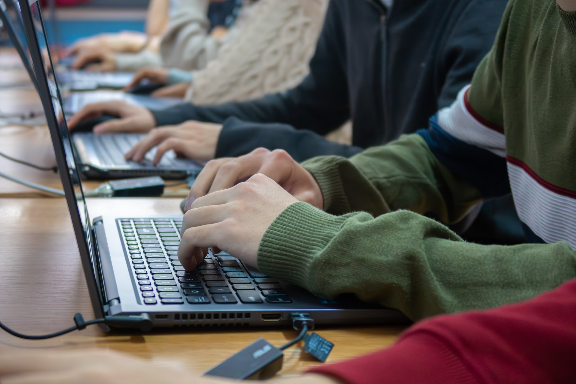 Trei laptopuri și un singur trend: Back to School!